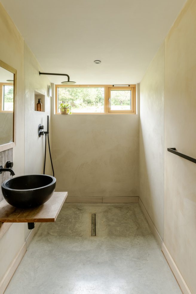 This striking red-roofed Kent barn conversion goes hard on energy ...