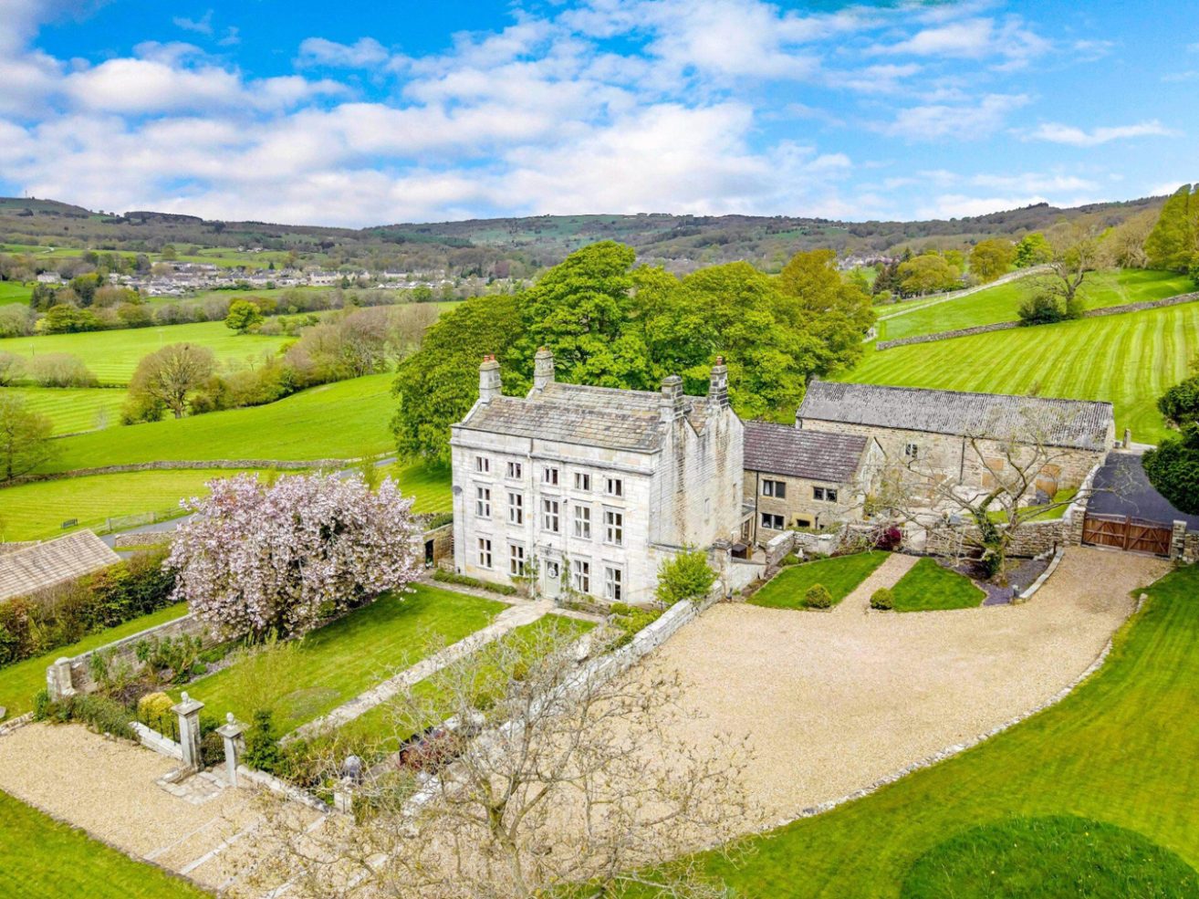 This Yorkshire country house has a serious Bridgerton appeal - The Spaces