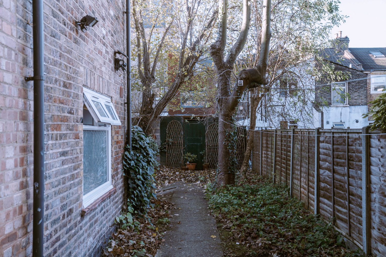 Cute and rustic London studio apartment wrings out every inch of space ...