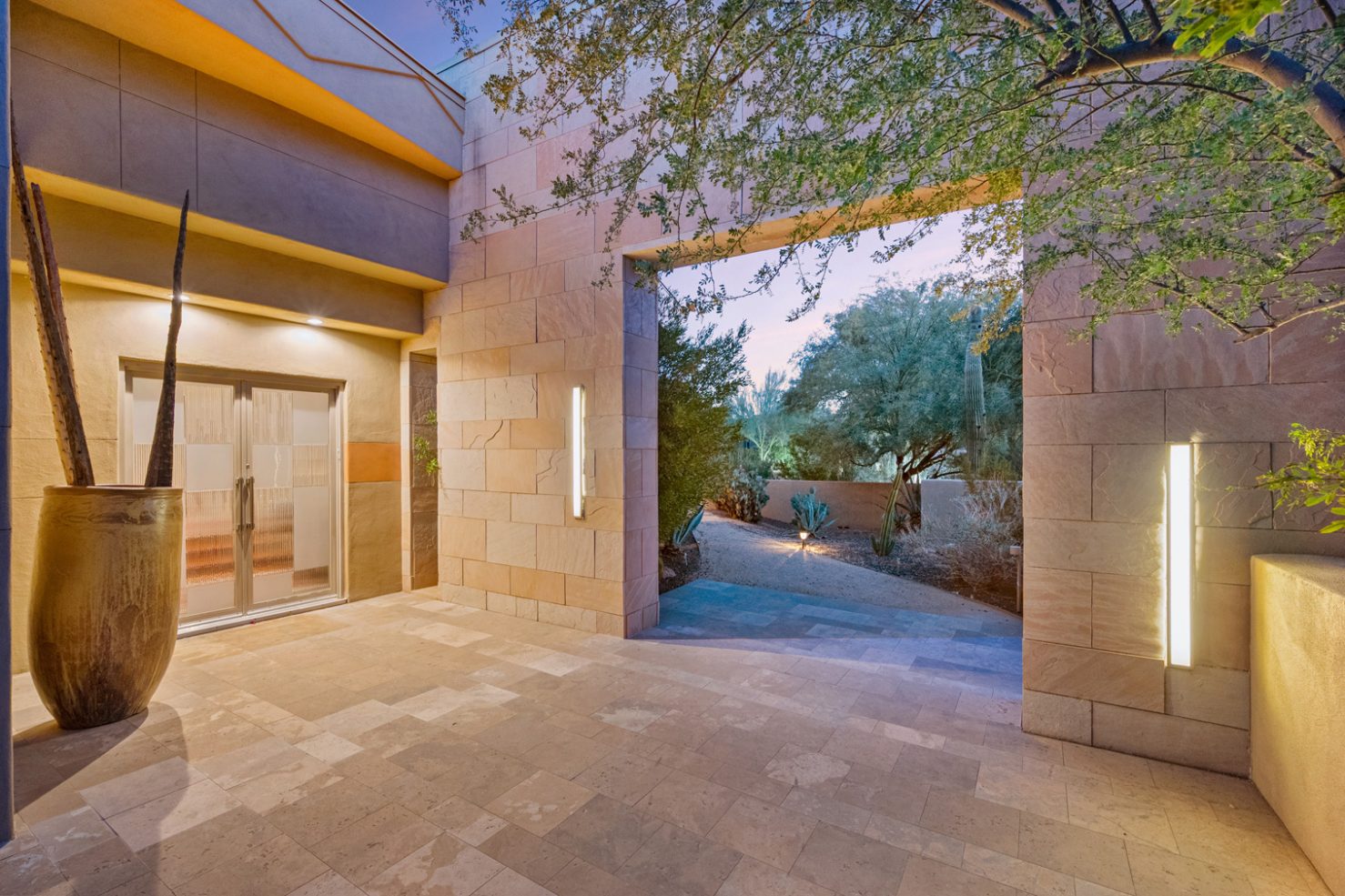 This Arizona compound frames the desert landscape like art - The Spaces