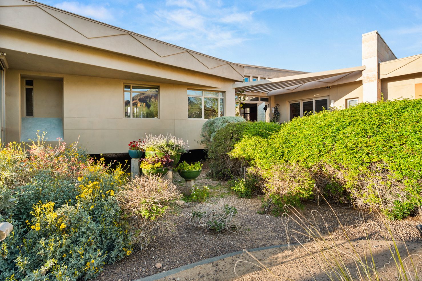 This Arizona compound frames the desert landscape like art - The Spaces