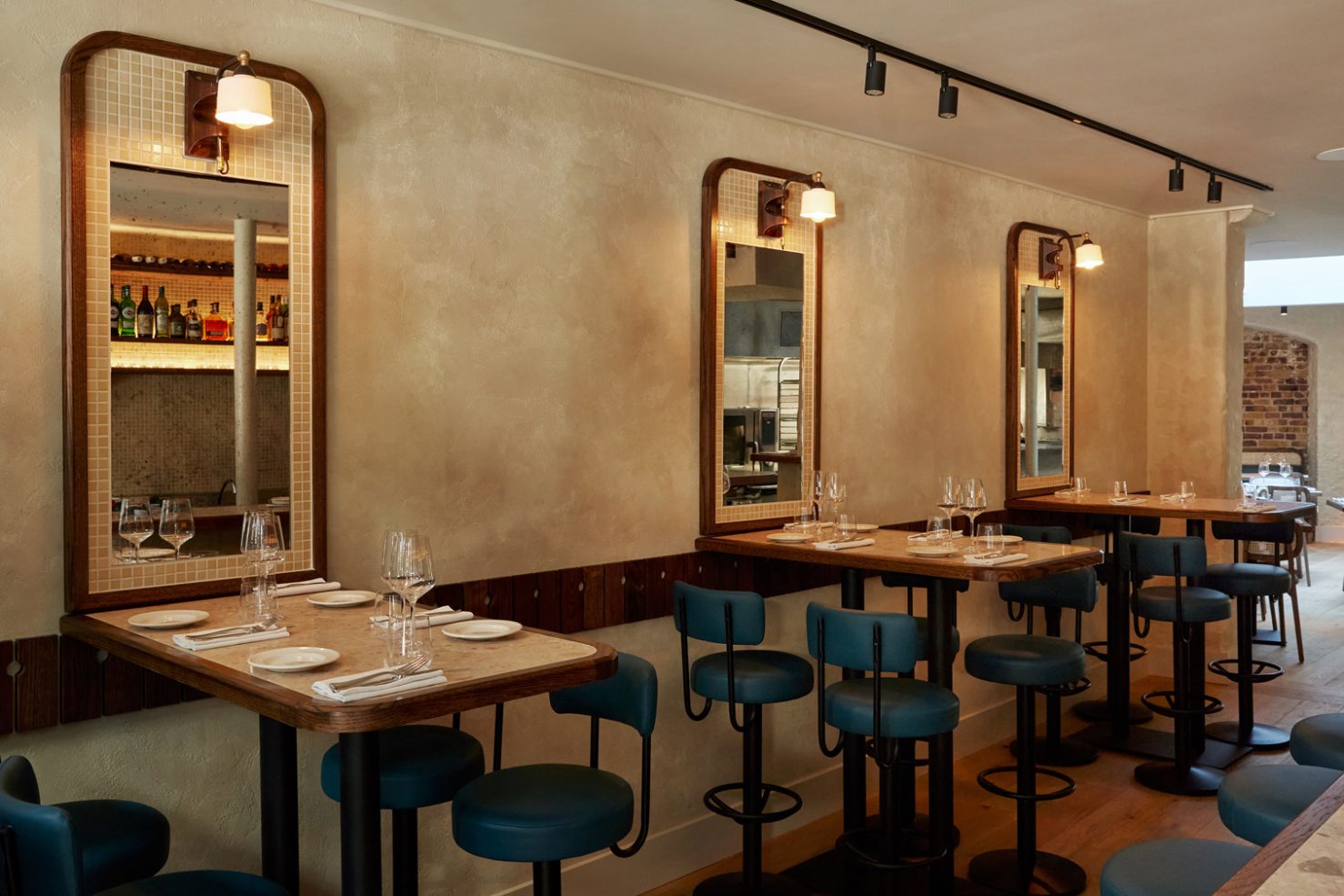 Beloved Borough Market seafood restaurant Applebee's gets a new 'old ...