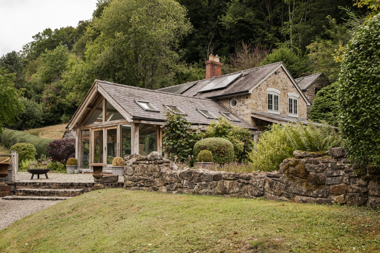 A restored Welsh longhouse hits the market in Shropshire - The Spaces