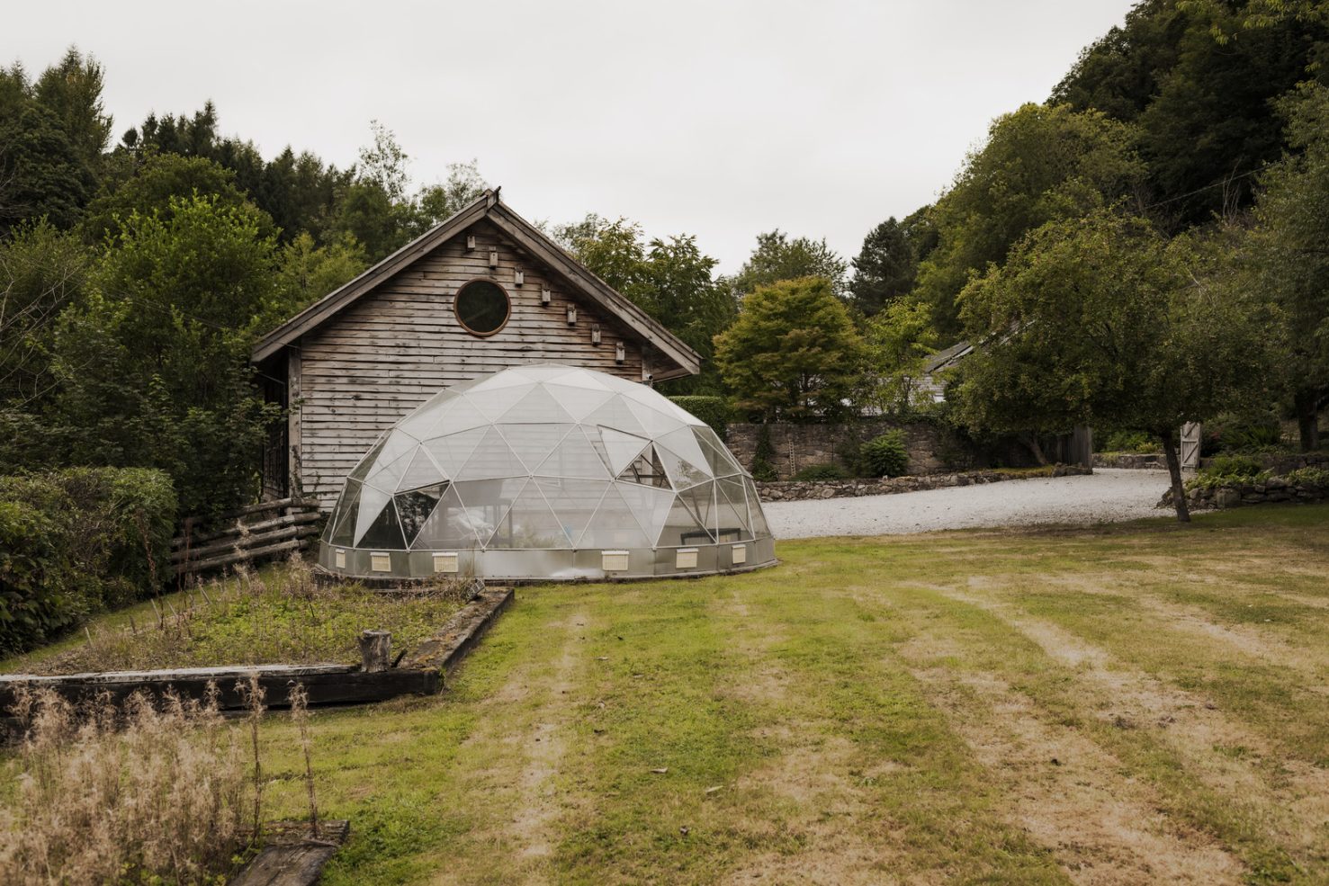 A restored Welsh longhouse hits the market in Shropshire - The Spaces