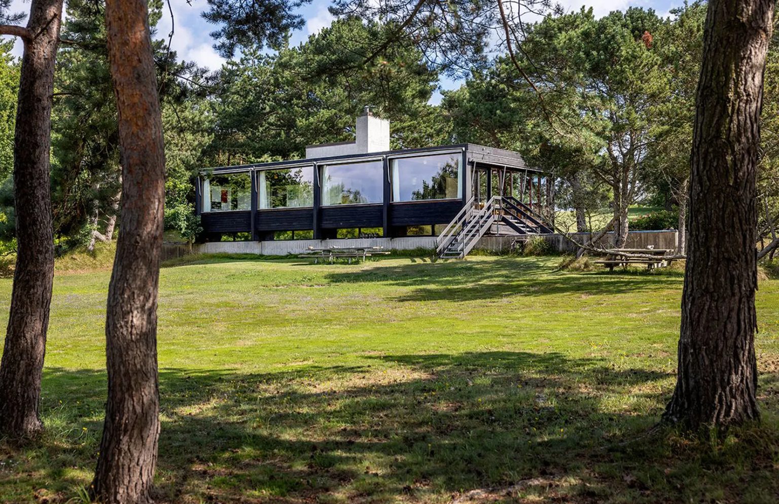 A coastal retreat in Denmark frames the rugged landscape - The Spaces
